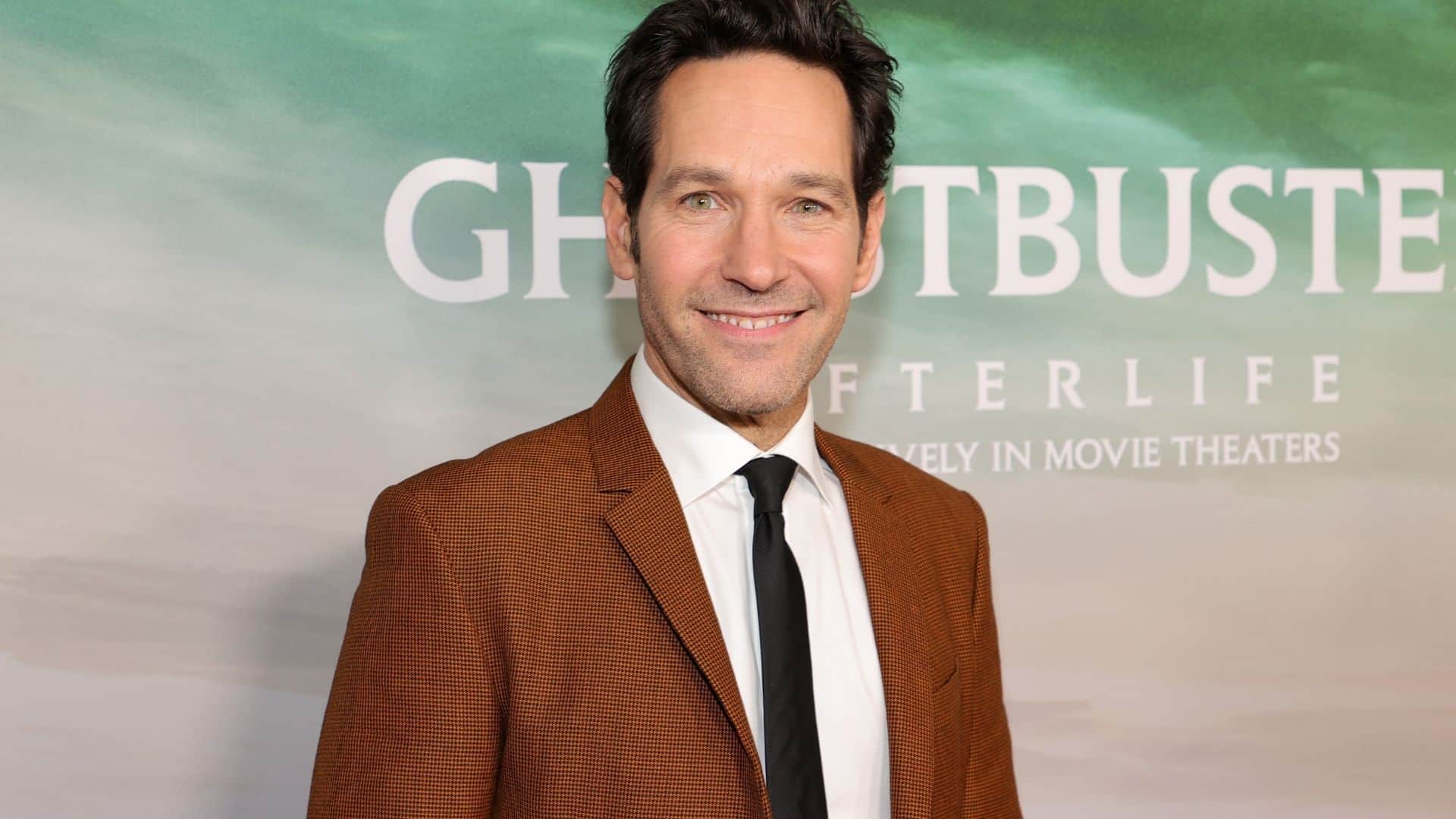 Paul Rudd Sweetly Signs Young Fan's Yearbook - Motherly